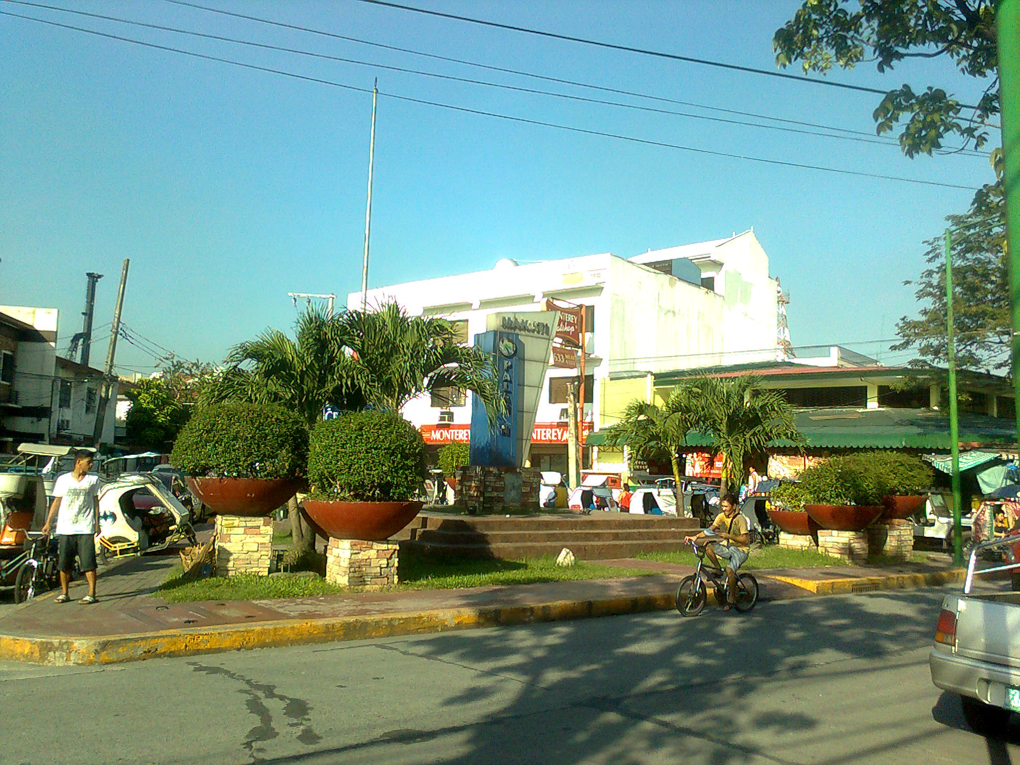File:Plaza of palanan makati city.jpg - Philippines